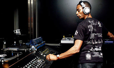 10 DJs pioneiros que todo fã de música eletrônica deveria conhecer ...