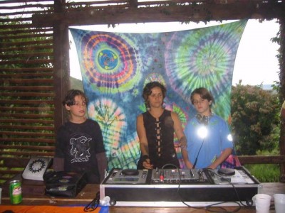 Família que toca unida... Falamos com o irmão e os pais DJs de Alok em ...