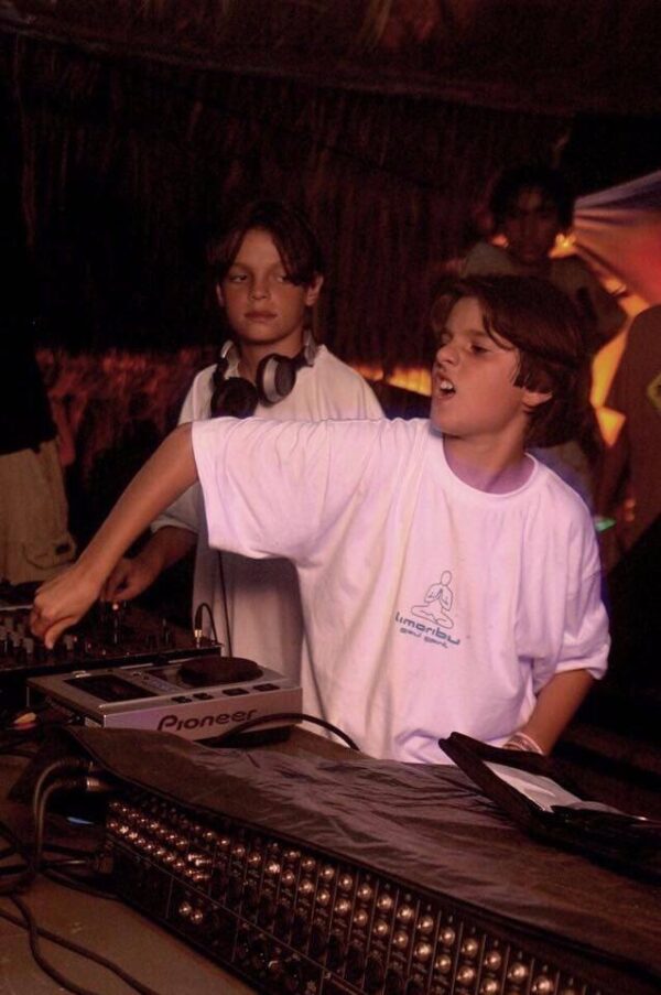 Família que toca unida... Falamos com o irmão e os pais DJs de Alok em ...