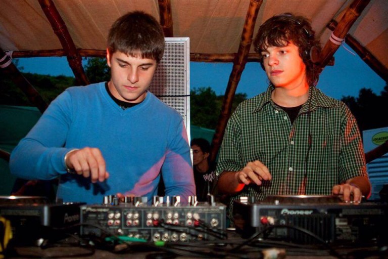 Família que toca unida... Falamos com o irmão e os pais DJs de Alok em ...