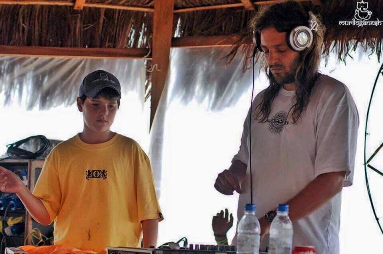 Família que toca unida... Falamos com o irmão e os pais DJs de Alok em ...