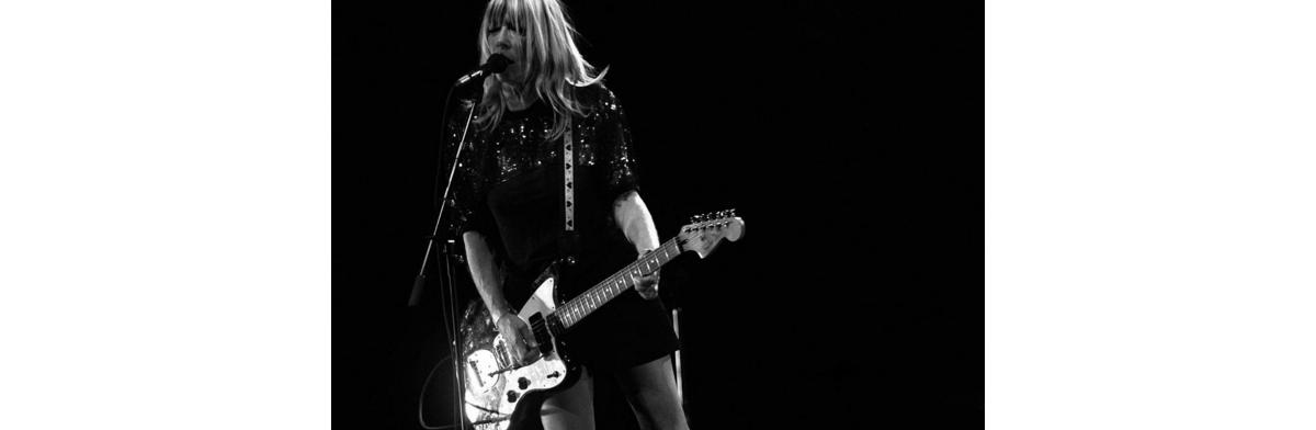 Aos 63 anos, Kim Gordon brilha como diva anti-guitar hero em São Paulo
