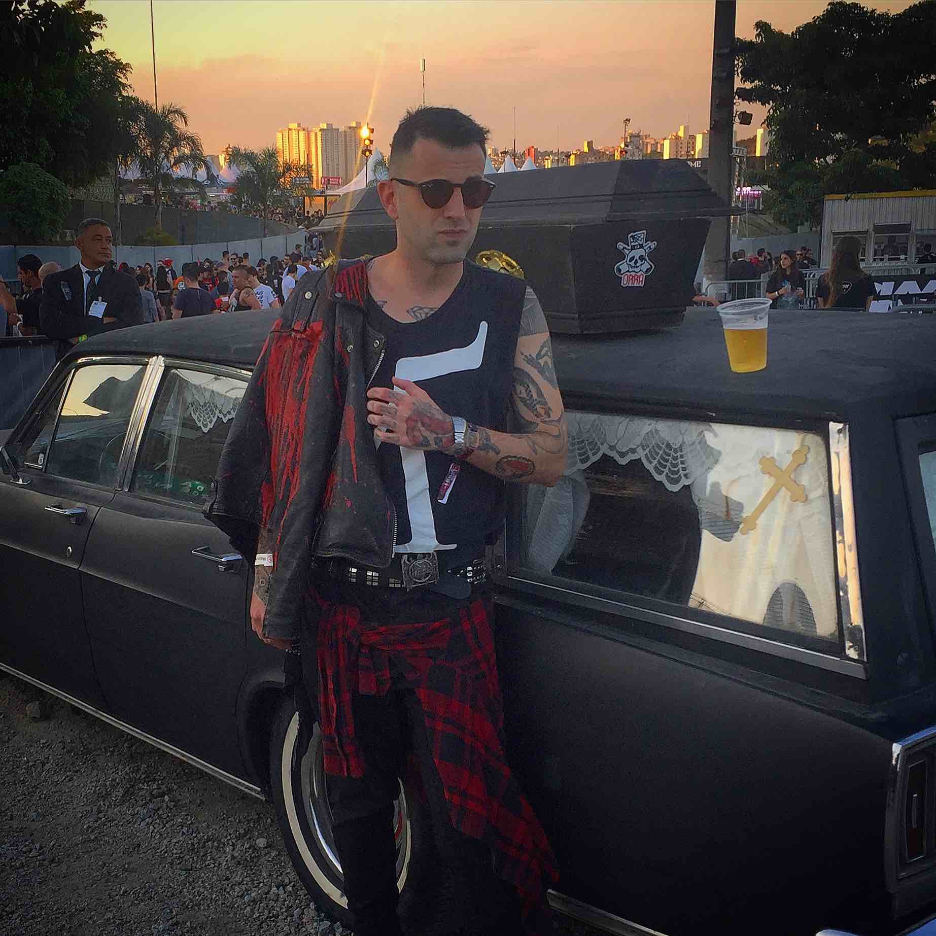 Conheça Daniel Raad, o gótico suave lindo que é host das festas mais legais