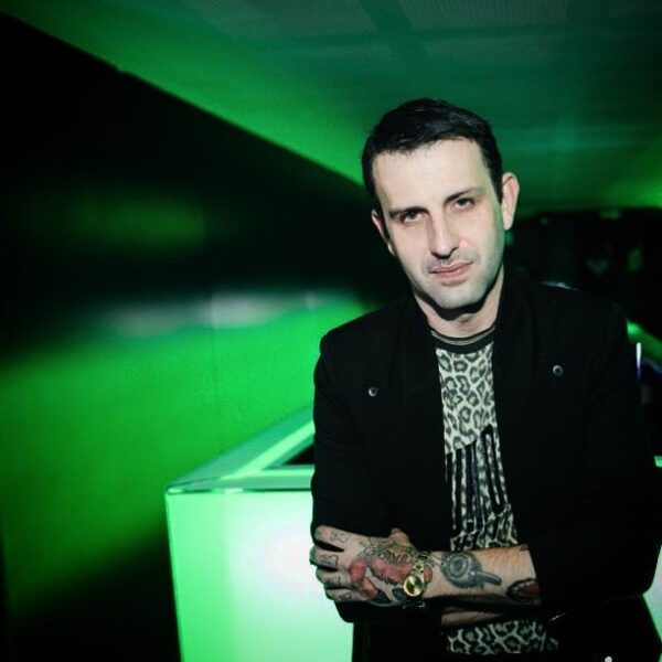 Conheça Daniel Raad, o gótico suave lindo que é host das festas mais legais