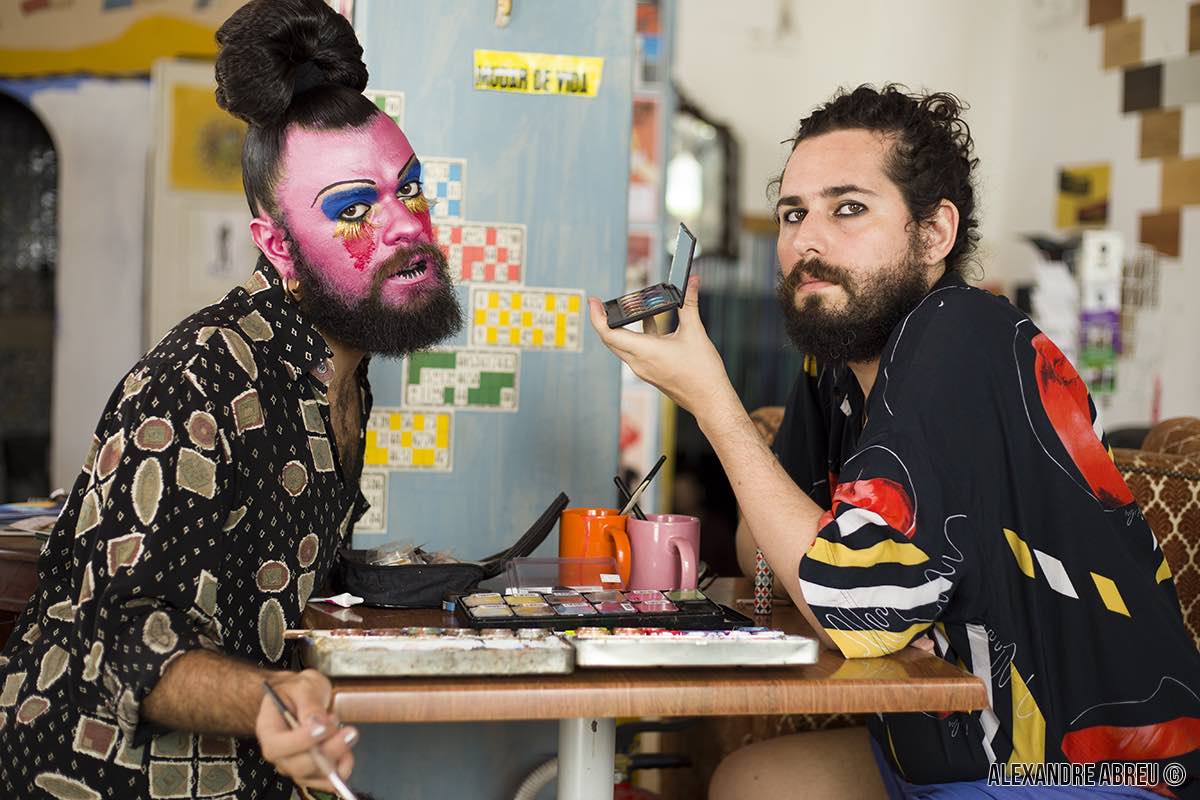 ¡VENGA-VENGA! são multiartistas de uma geração livre. Conheça a dupla