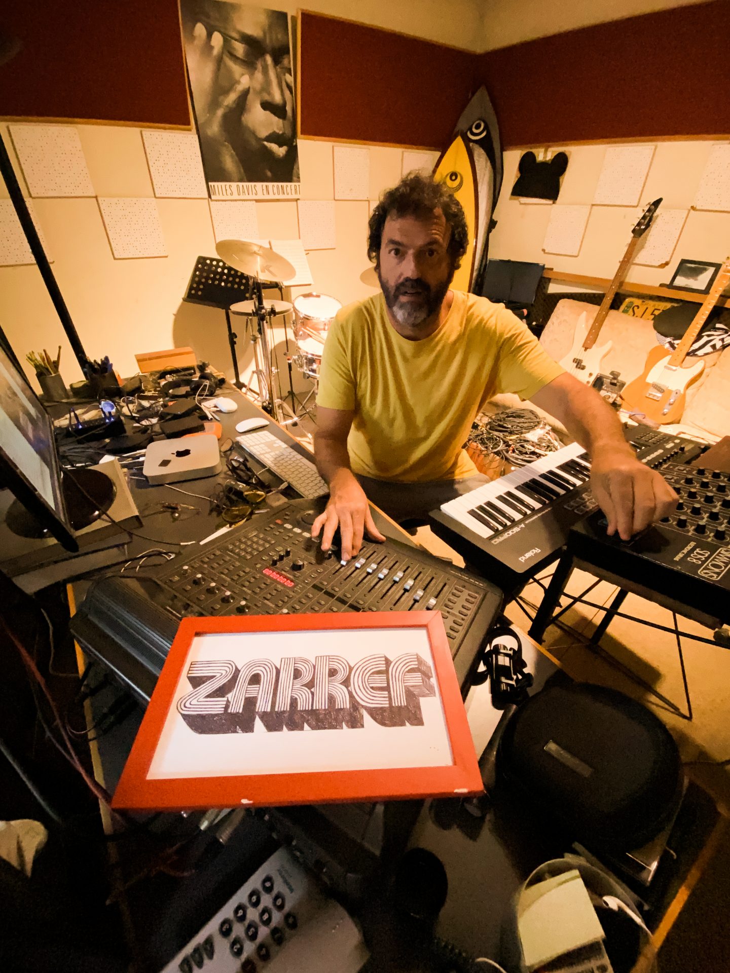 Em busca da batida perfeita, Tuto Ferraz (Zarref) lança disco eletrônico