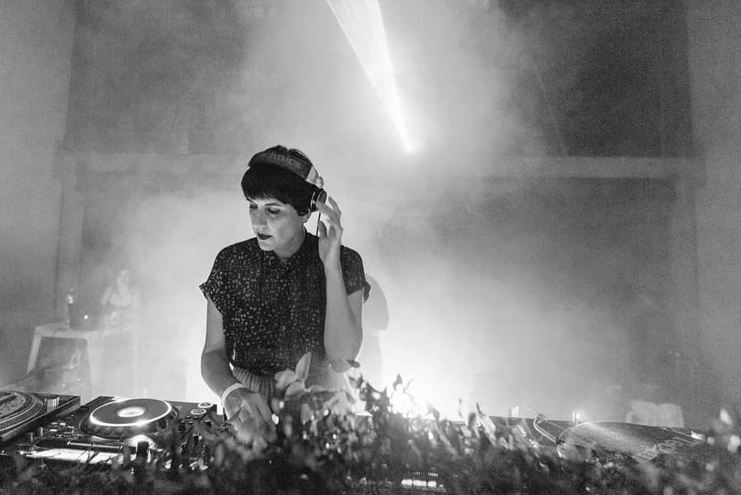 100 DJs mulheres brasileiras que você precisa conhecer