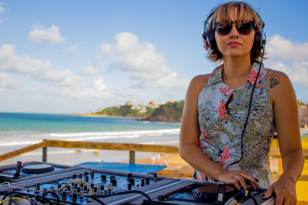 100 DJs mulheres brasileiras que você precisa conhecer