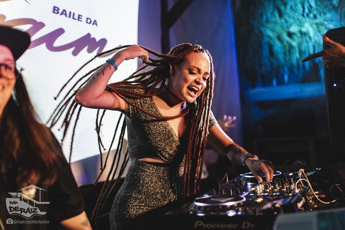 100 DJs mulheres brasileiras que você precisa conhecer
