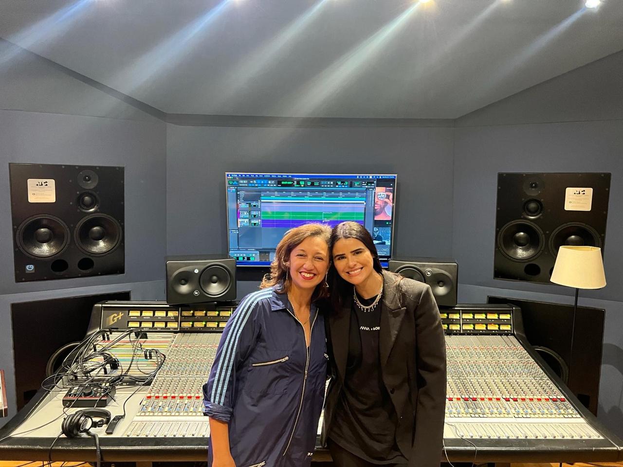 Claudia Assef entrevista ANNA na volta do "Todo Mundo é DJ"