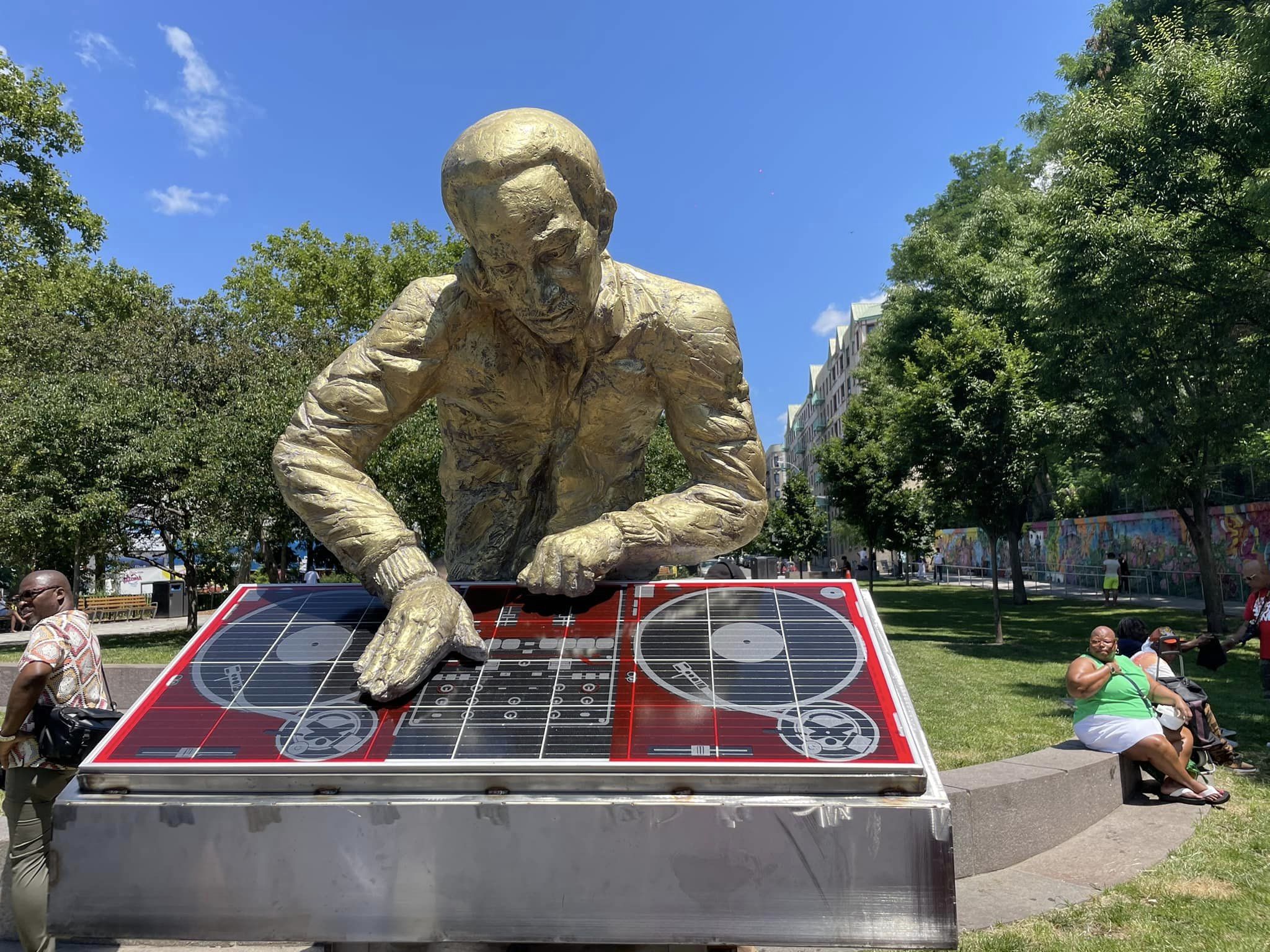 Nova Iorque reverencia o hip-hop com estátua para Red Alert