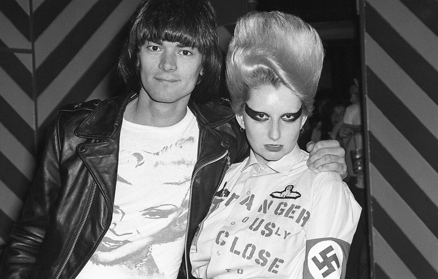 Por que ícones do punk usavam símbolos nazistas nos anos 70
